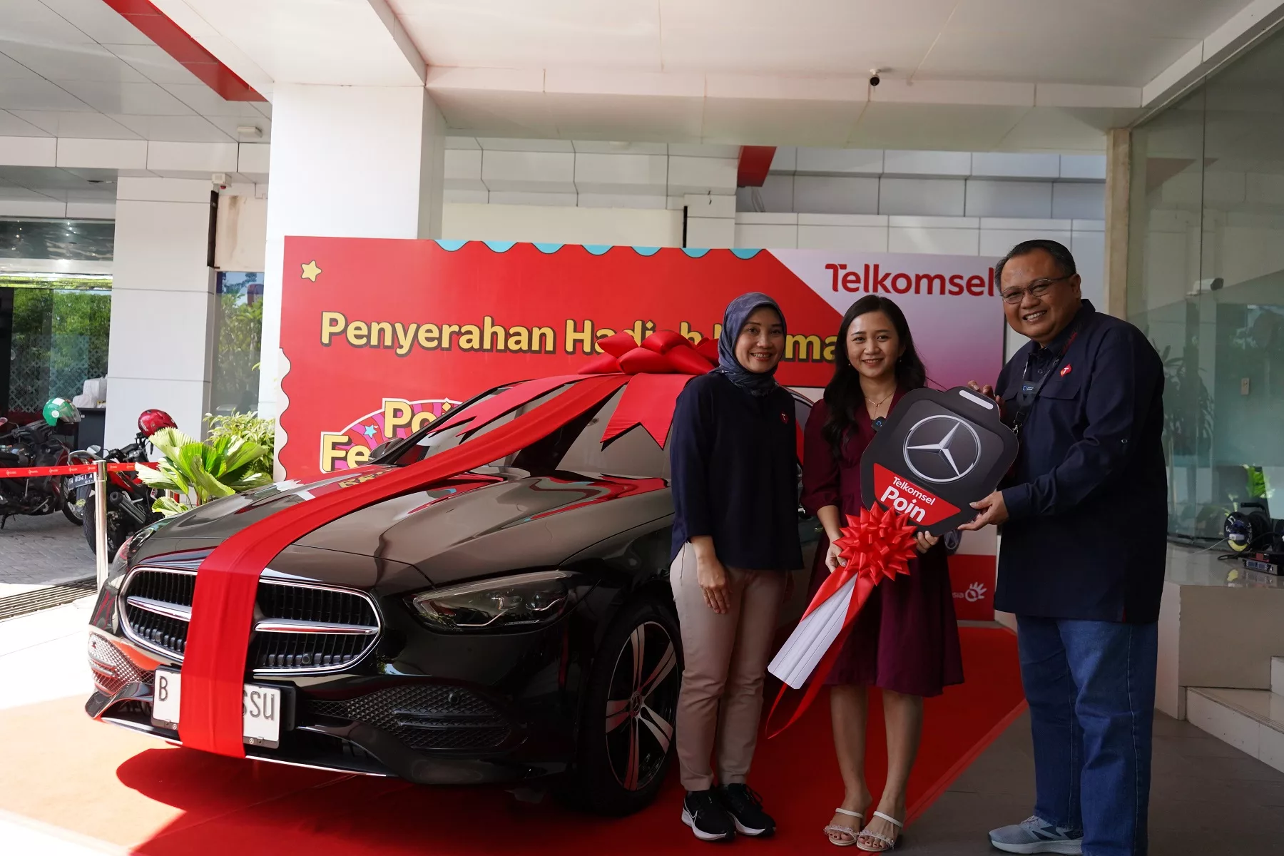 Telkomsel Menyerahkan Hadiah Utama Program Poin Festival 2022 - Trendtech Indonesia